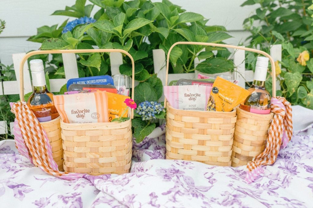 How to Make Adorable Picnic Gift Baskets for Your Guests - Simply ...